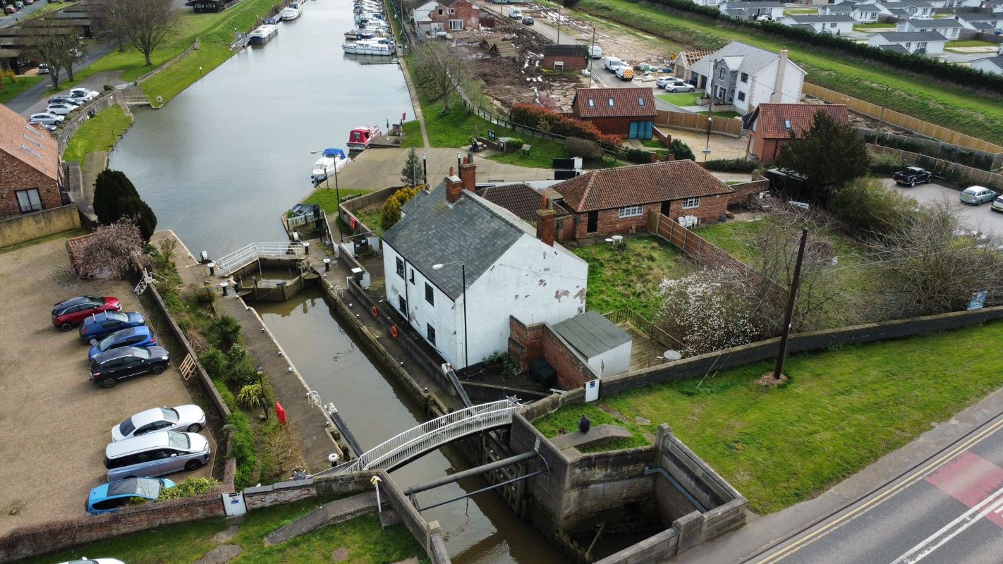 Lot - Lock House, Lock Row, Torksey, Lincoln, LN1 2EH Auction Lot £ ...